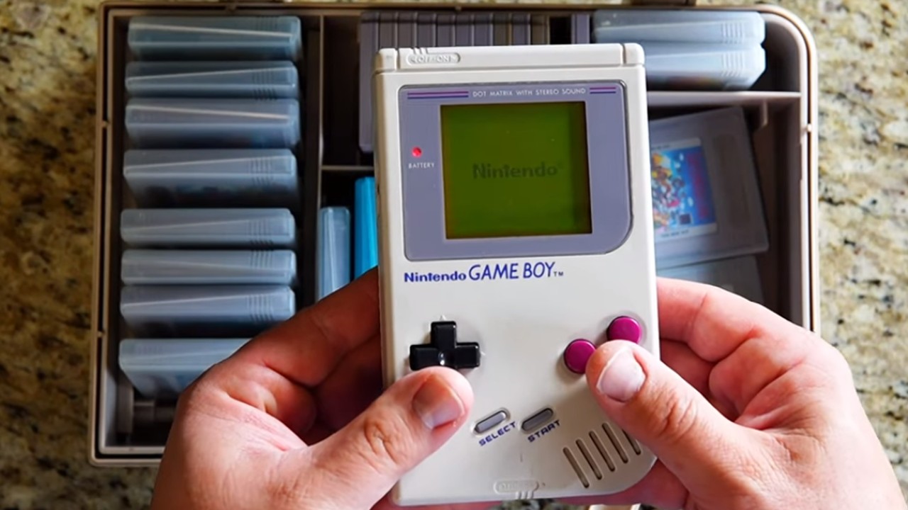 หนุ่มโชคดีไปเจอกระเป๋าใส่ Game Boy แบบคลาสสิกที่เต็มไปด้วยเกมในนั้น ...