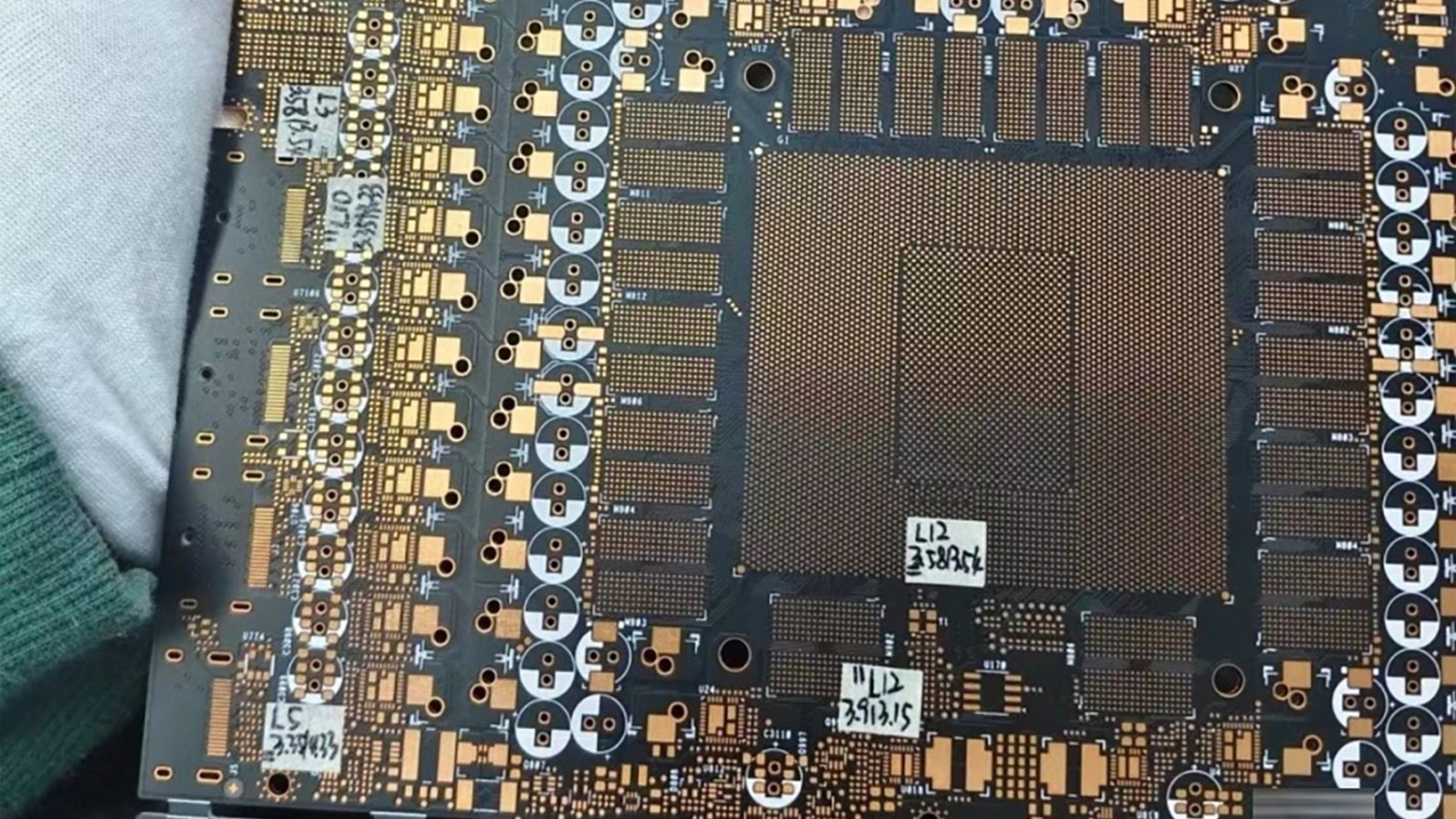 疑似NVIDIA GeForce RTX 5090的PCB板曝光，超巨大晶片面積配16組記憶體顆粒 | 4Gamers