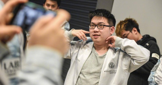 Emo ผู้เล่นของ IG โด่งดังชั่วข้ามคืนหลังปั่นทีม EG จนทีมผลิกชนะคว้า ...