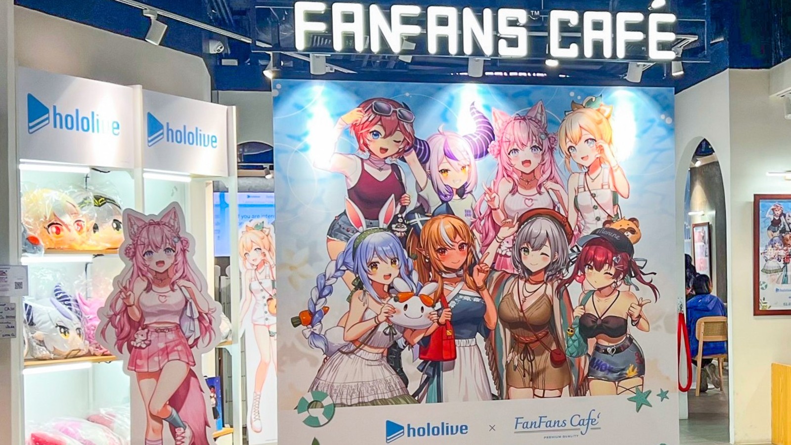 FanFans主題咖啡廳插旗泰國，hololive合作授權周邊台灣也買得到！ | 4Gamers